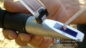 Refractómetro de Laboratorio - ¿Qué es, cómo funciona y para qué sirve? 🥇