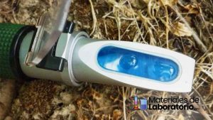 Refractómetro de Laboratorio - ¿Qué es, cómo funciona y para qué sirve? 🥇